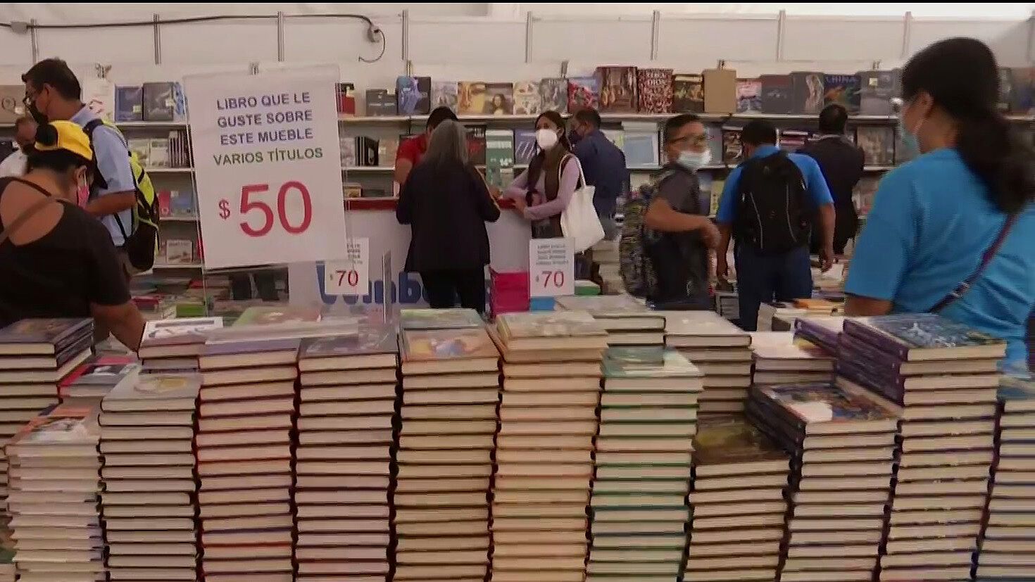 Realizan Gran Remate de Libros en el Monumento a la Revolución | N+