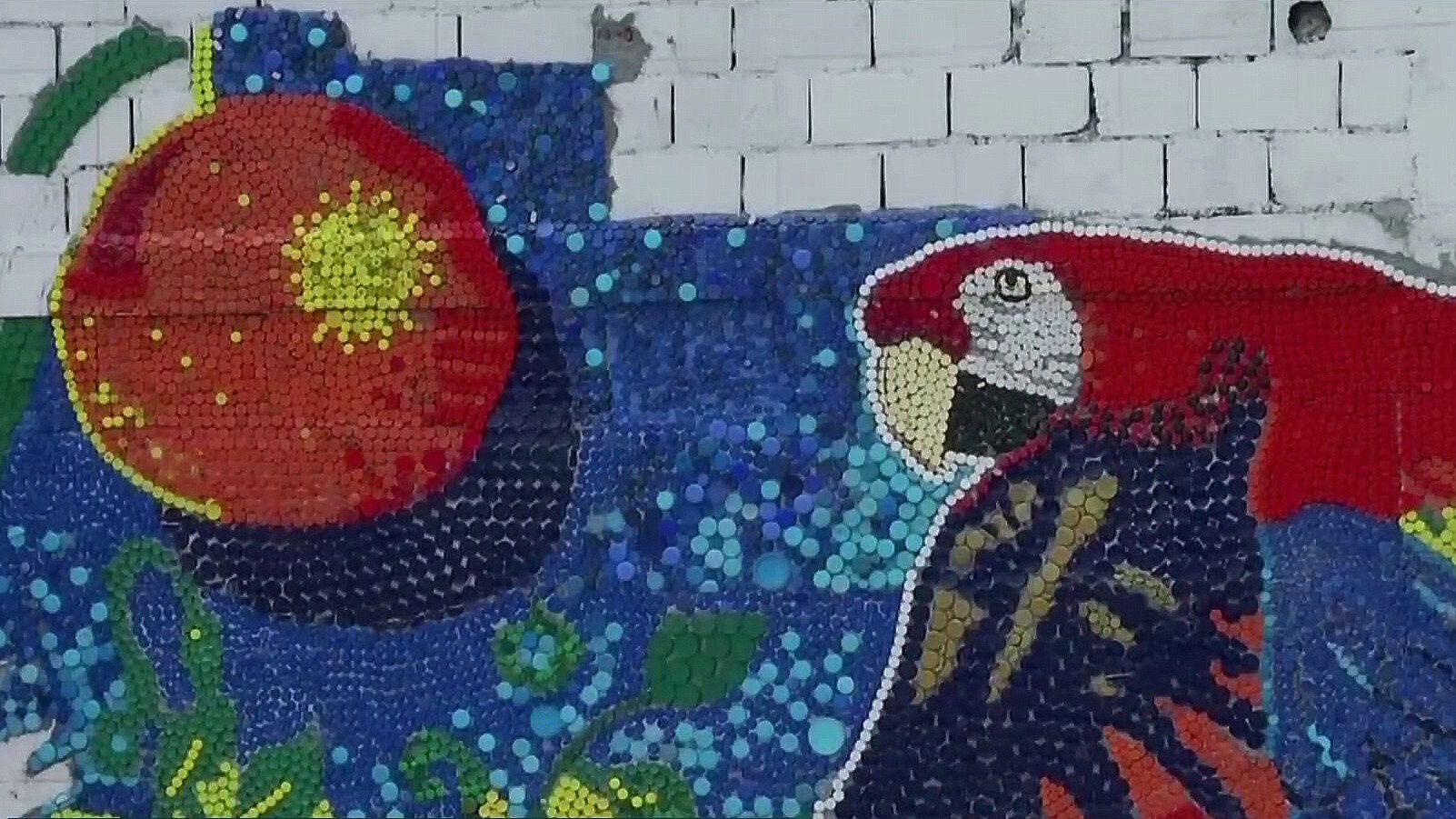 Así es el mural que artista venezolano creó con tapas de botellas ...