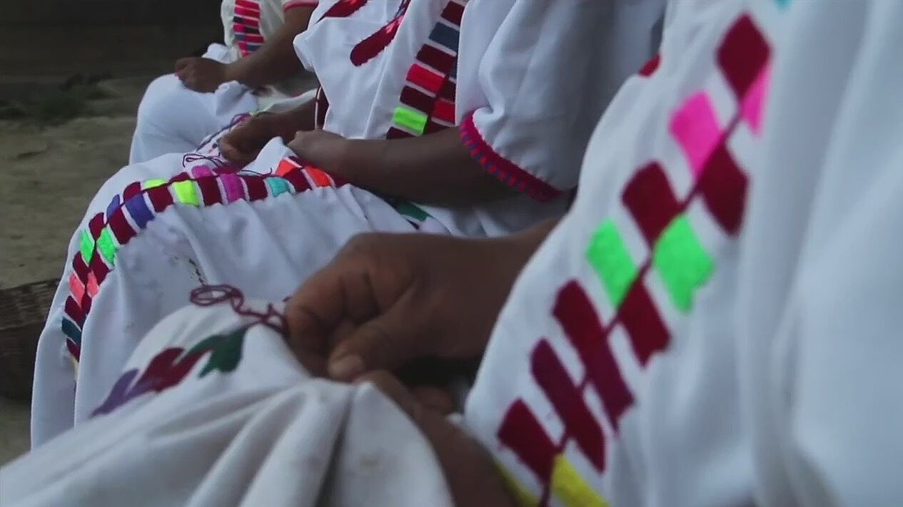 Mujeres tzeltales rescatan tradiciones mayas a través de bordados ...