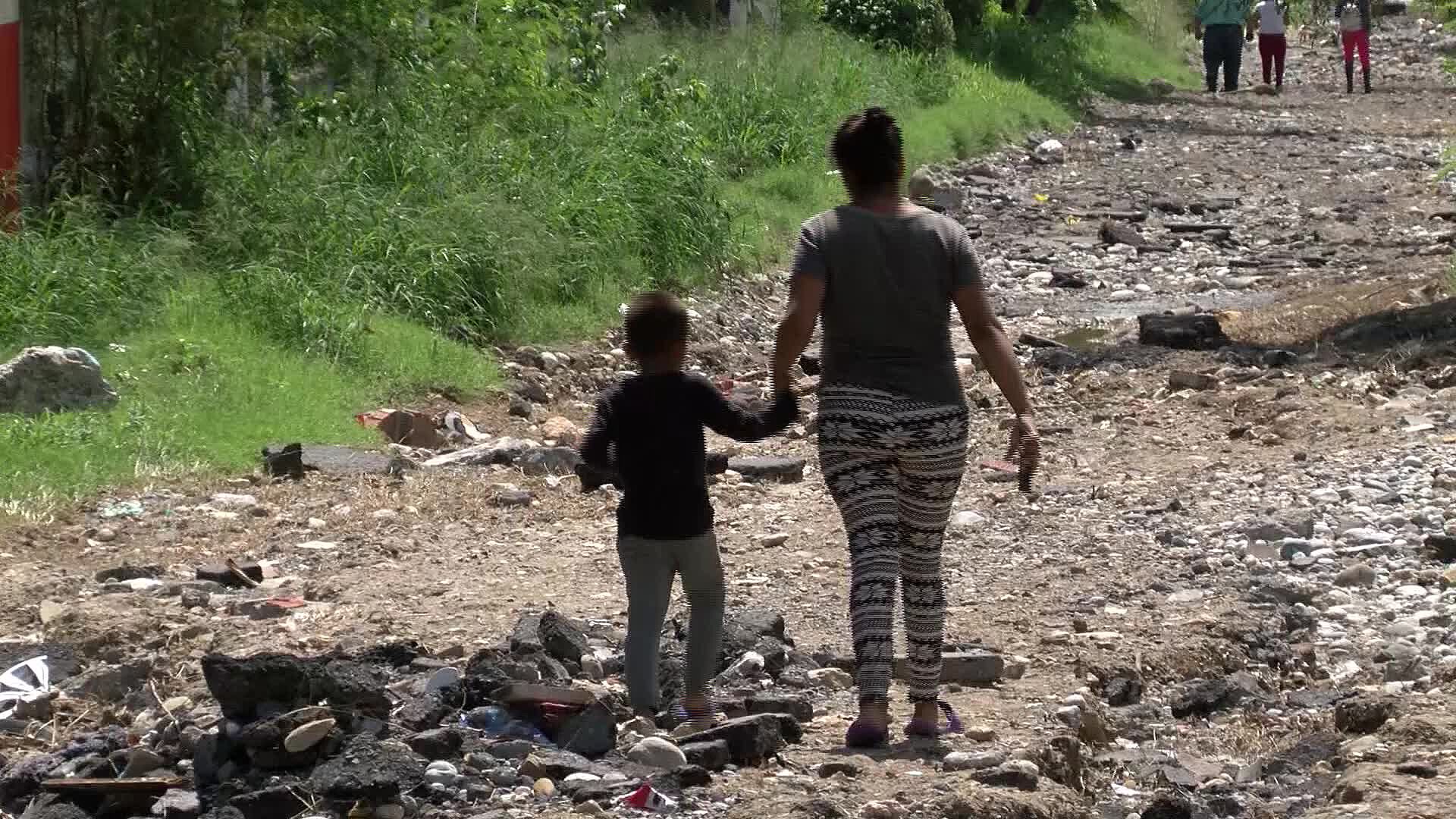 Alumnos llegan a escuelas por calles sin pavimentar | N+