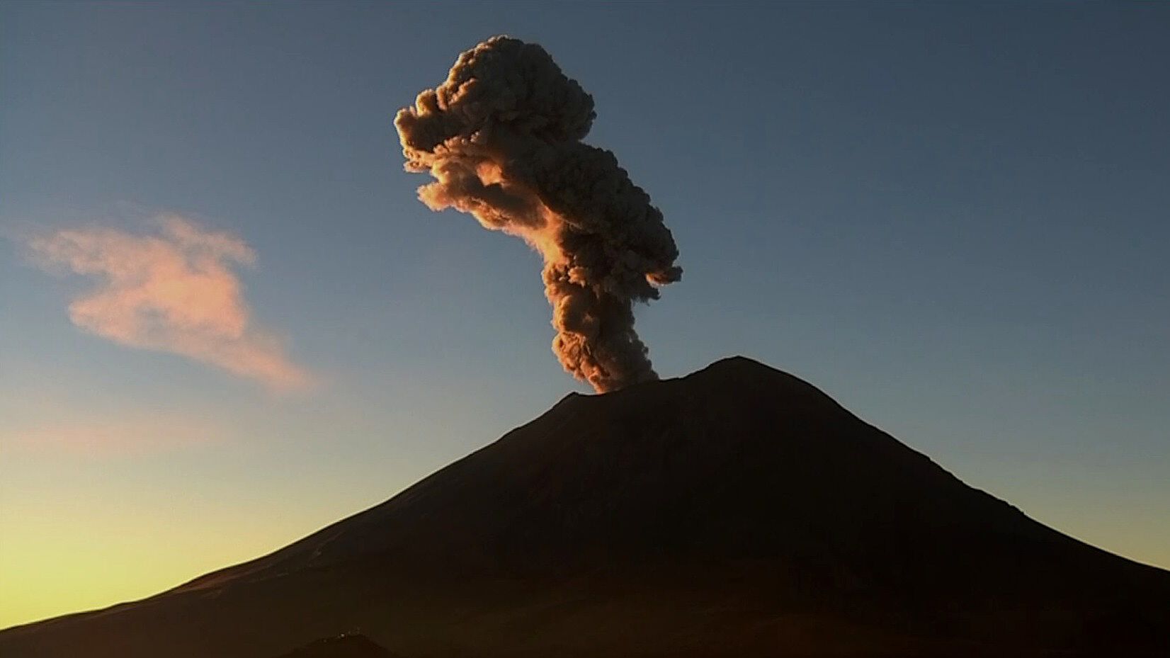 Volcán Popocatépetl Expulsa Fumarola de Vapor de Agua | N+