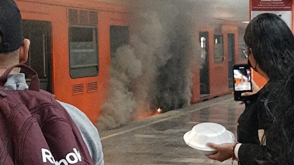 Ponchadura de Llanta Provoca Humo en Vagón de Línea 5 | N+
