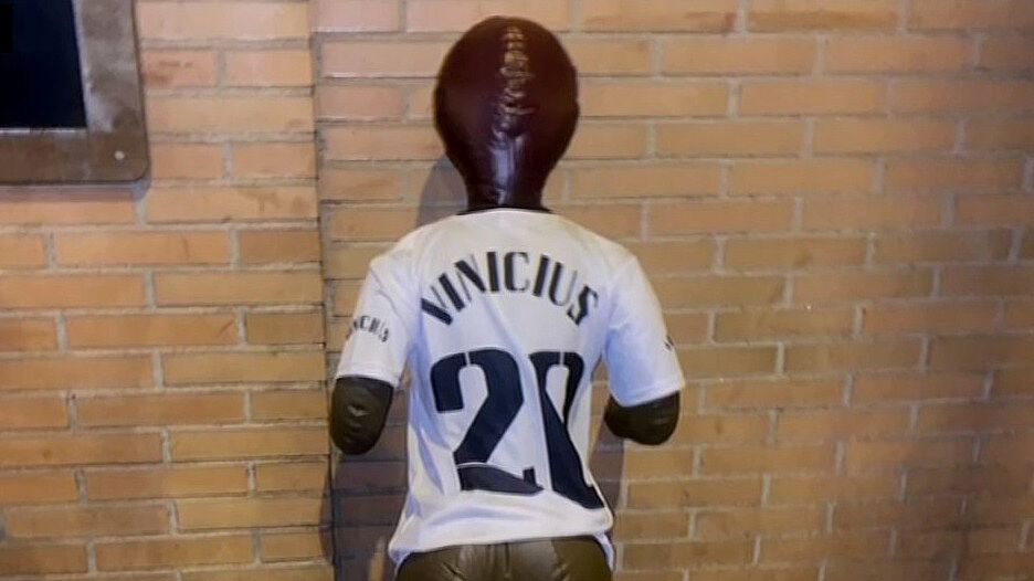 Cuelgan Muñeco de Vinícius Jr. en España | N+