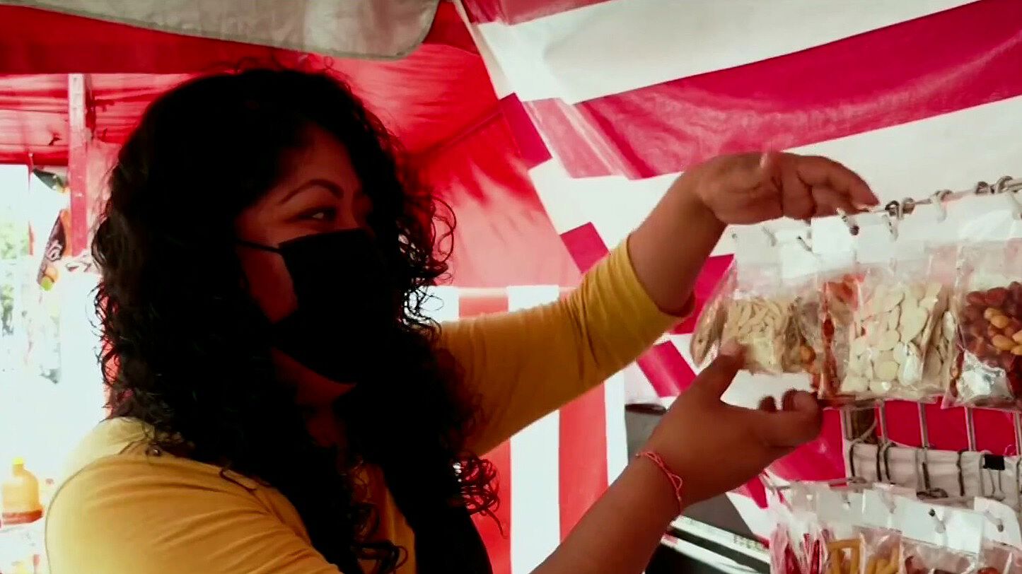 Así es el Oficio de Una Emprendedora que Vende Botanas | N+