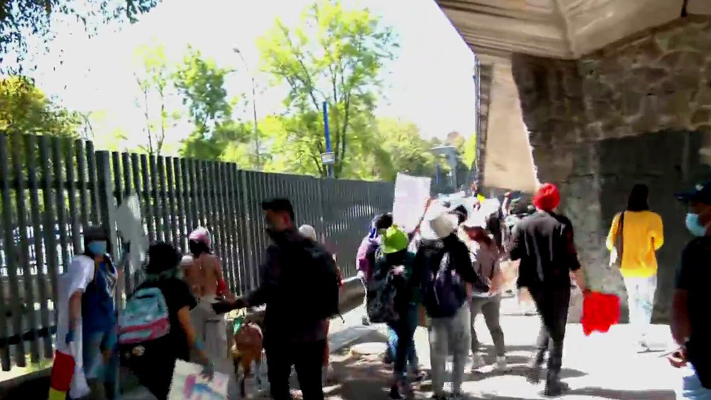 Estudiantes de Arte y Diseño Marchan a Rectoría de la UNAM | N+