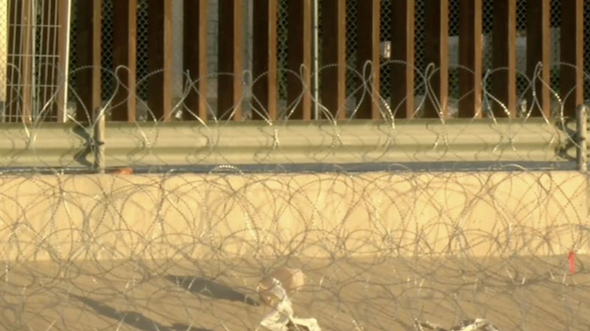 Continúan Reforzando Muro en la Frontera con Ciudad Juárez | N+