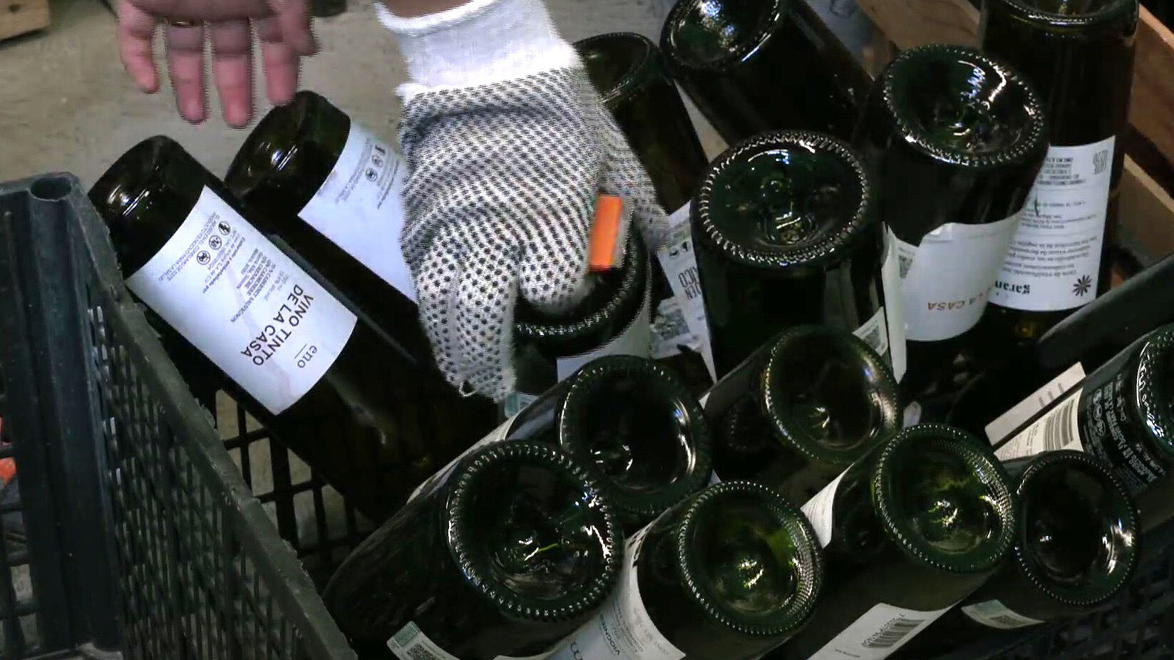 Mujeres Reciclan Botellas de Vidrio y las Transforman en Arte | N+