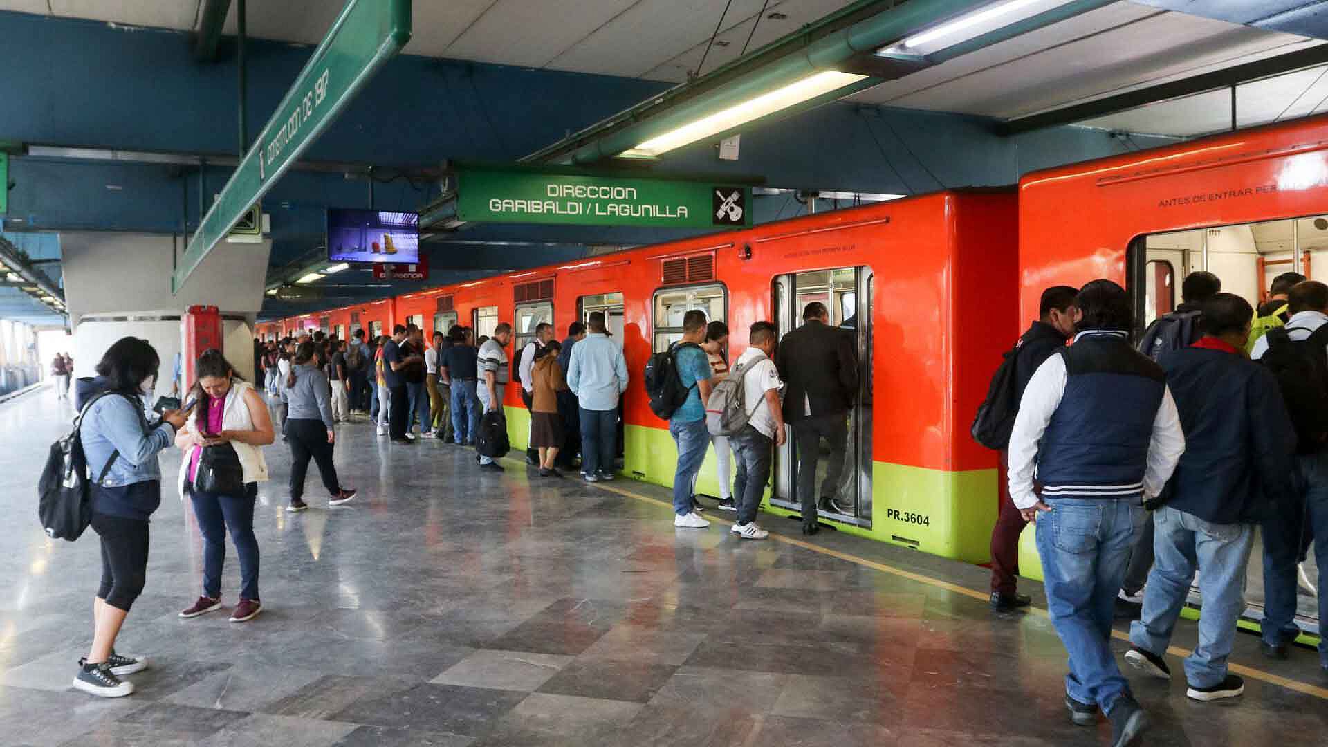 CDMX: Hombre se Avienta a Convoy Metro Atlalilco de L8 | N+