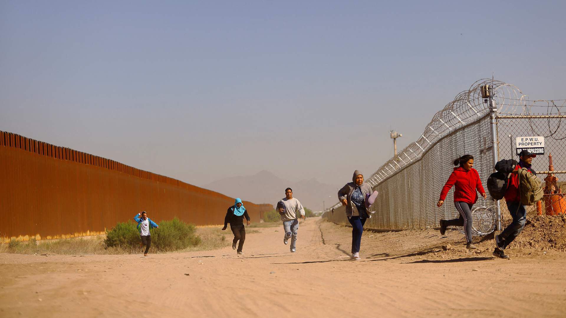 Migrantes Usan Redes Sociales para Saber Dónde Cruzar la Frontera | N+