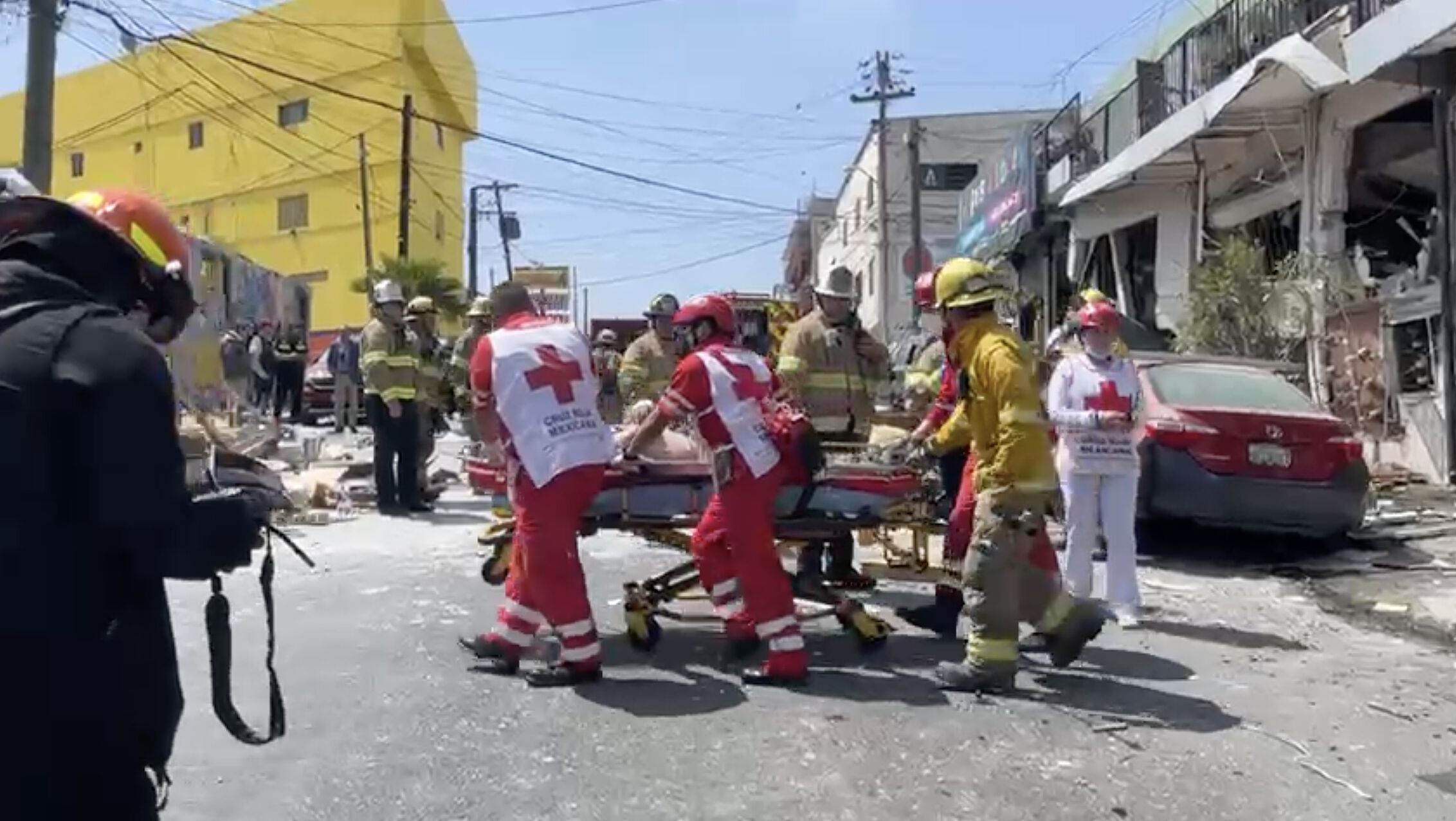 Rescatan a Hombre Atrapado Tras Explosión en Tijuana | N+